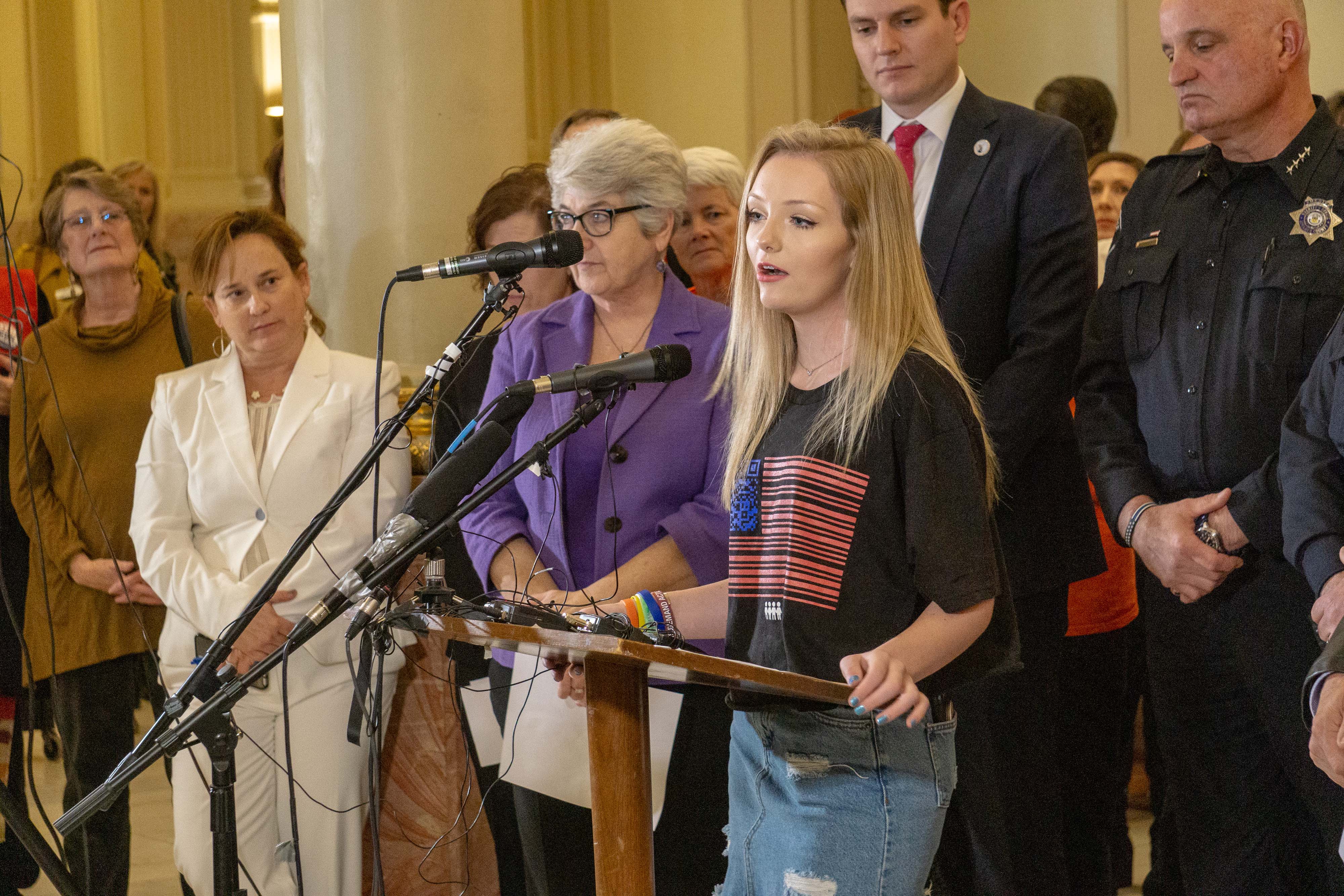 Columbine students campaign to spread photos of mass-shooting victims ...