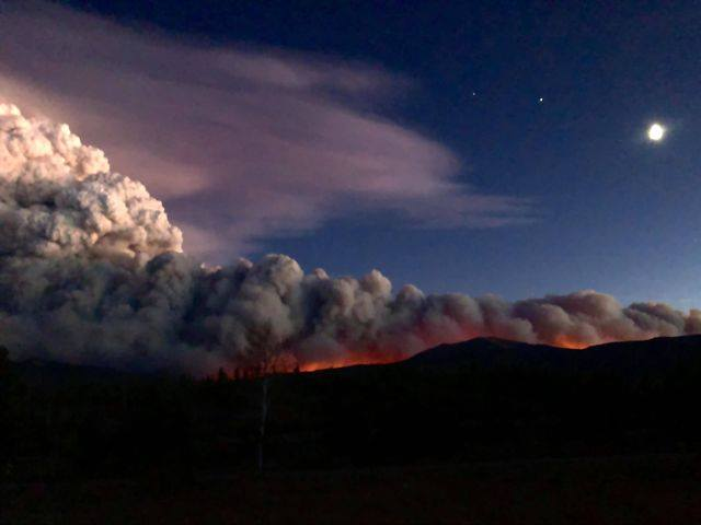 East Troublesome fire explodes toward Grand Lake, prompting urgent ...
